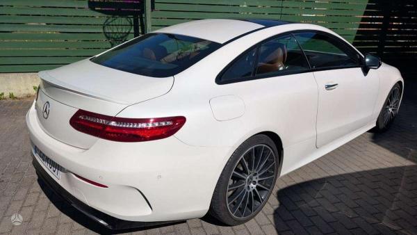 Balts Mercedes-Benz E 450 2020 Kauņa, ar dzinēja tilpumu 3.00 L un nobraukumu 64 tūkst. km par 39000 €, foto 4 vietnē AUTOMOTO.COM.LV