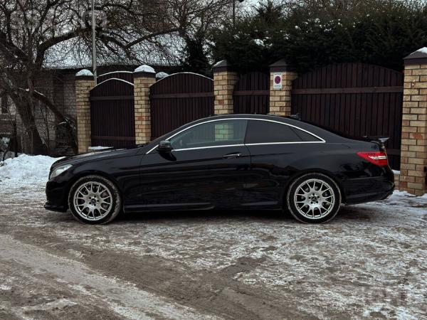Black Mercedes-Benz e-500 2013 in Riga, with an engine capacity of 4.70 L and mileage of 175 thousand km for 13999 €, photo 4 on AUTOMOTO.COM.LV