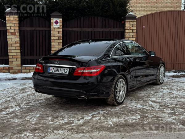 Black Mercedes-Benz e-500 2013 in Riga, with an engine capacity of 4.70 L and mileage of 175 thousand km for 13999 €, photo 6 on AUTOMOTO.COM.LV