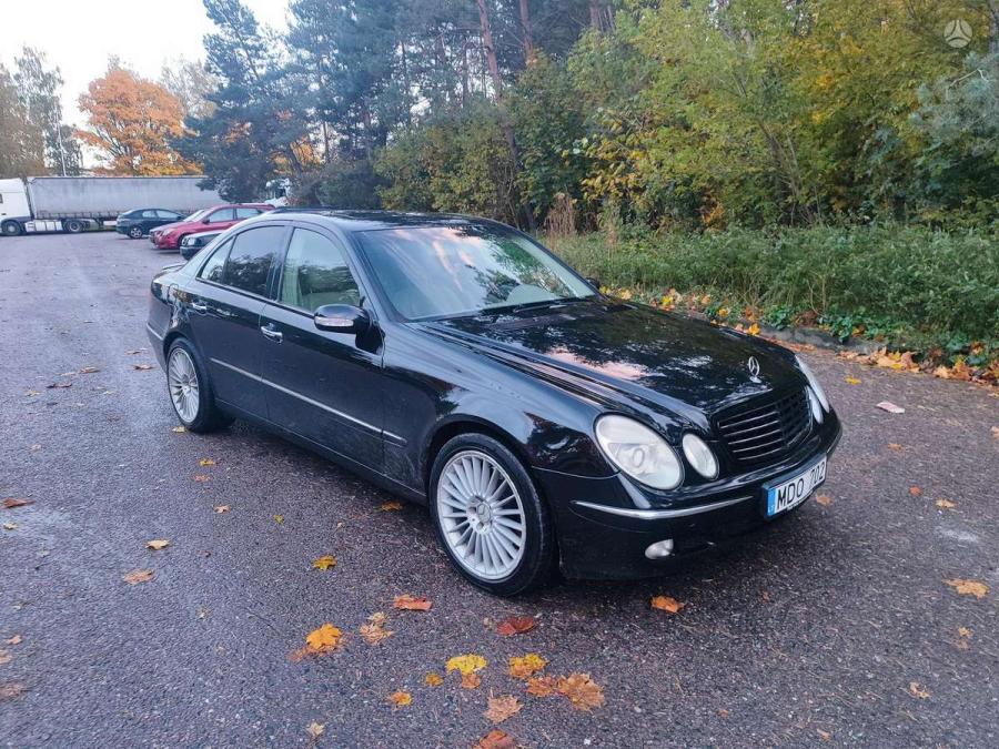 Melns Mercedes-Benz e-500 2002 Viļņa, ar dzinēja tilpumu 4.97 L un nobraukumu 499 tūkst. km par 1999 €, foto 1 vietnē AUTOMOTO.COM.LV