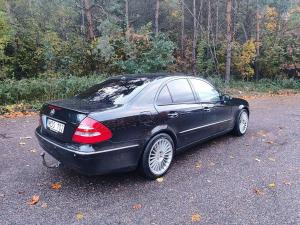 Melns Mercedes-Benz e-500 2002 Viļņa, ar dzinēja tilpumu 4.97 L un nobraukumu 499 tūkst. km par 1999 €, foto 3 vietnē AUTOMOTO.COM.LV