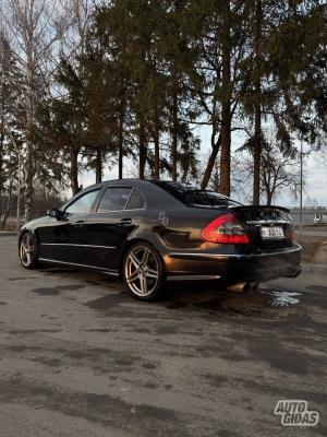 Melns Mercedes-Benz e-500 2003 Viļņa, ar dzinēja tilpumu 5.00 L un nobraukumu 365 tūkst. km par 8000 €, foto  vietnē AUTOMOTO.COM.LV