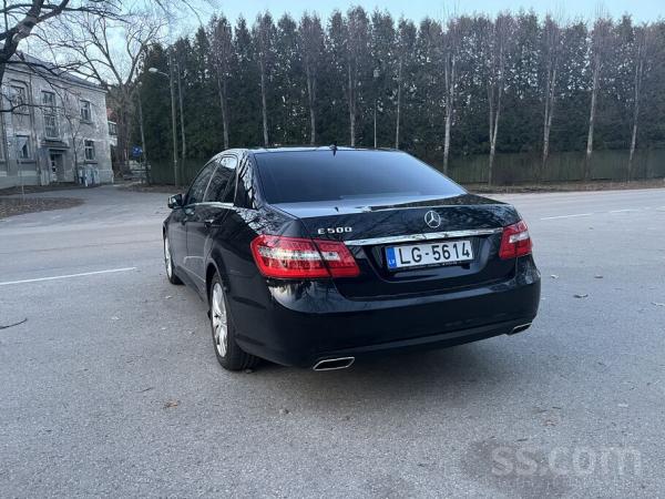 Black Mercedes-Benz e-500 2009 in Riga, with an engine capacity of 5.50 L and mileage of 375 thousand km for 9500 €, photo 4 on AUTOMOTO.COM.LV