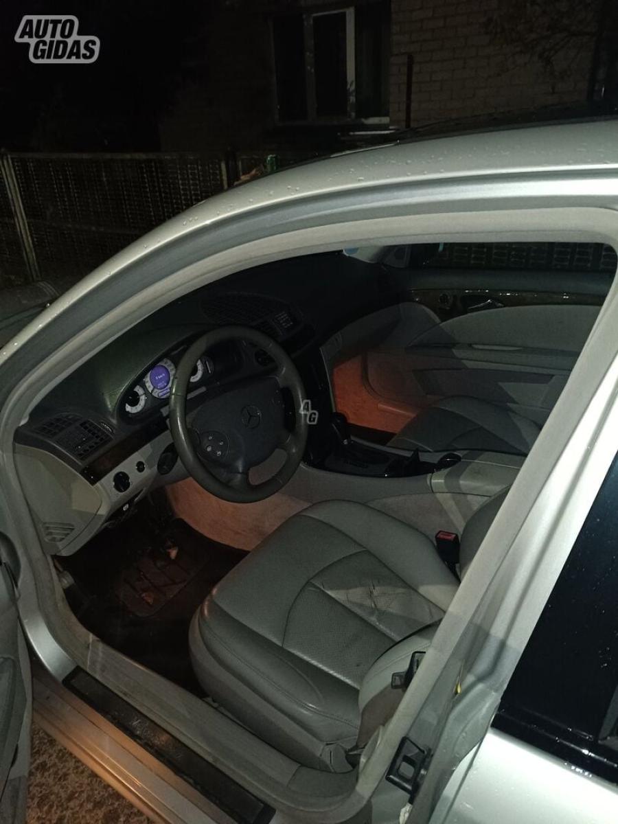Pelēks Mercedes-Benz e-500 2003 Kauņa, ar dzinēja tilpumu 5.00 L un nobraukumu 380 tūkst. km par 5500 €, foto 12 vietnē AUTOMOTO.COM.LV