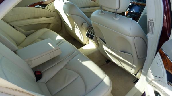 Red Mercedes-Benz e-500 2004 in Vilnius, with an engine capacity of 5.00 L and mileage of 268 thousand km for 6100 €, photo 5 on AUTOMOTO.COM.LV