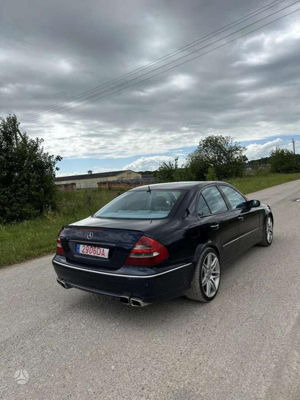 Violet Mercedes-Benz e-500 2002 in Anyksciai, with an engine capacity of 5.00 L and mileage of 240 thousand km for 4000 €, photo 1 on AUTOMOTO.COM.LV