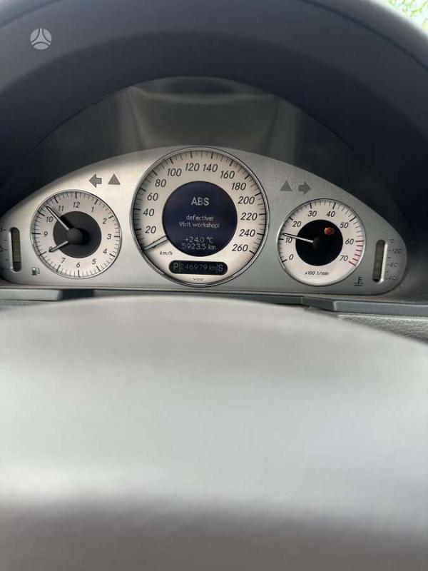 Violet Mercedes-Benz e-500 2002 in Anyksciai, with an engine capacity of 5.00 L and mileage of 240 thousand km for 4000 €, photo 9 on AUTOMOTO.COM.LV