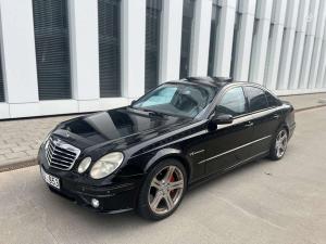 Черный Мерседес E 55 АМГ 2004 в Вильнюс, объемом двигателя 5.50 л и пробегом 155 тыс. км за 11800 €, фото  на AUTOMOTO.COM.LV