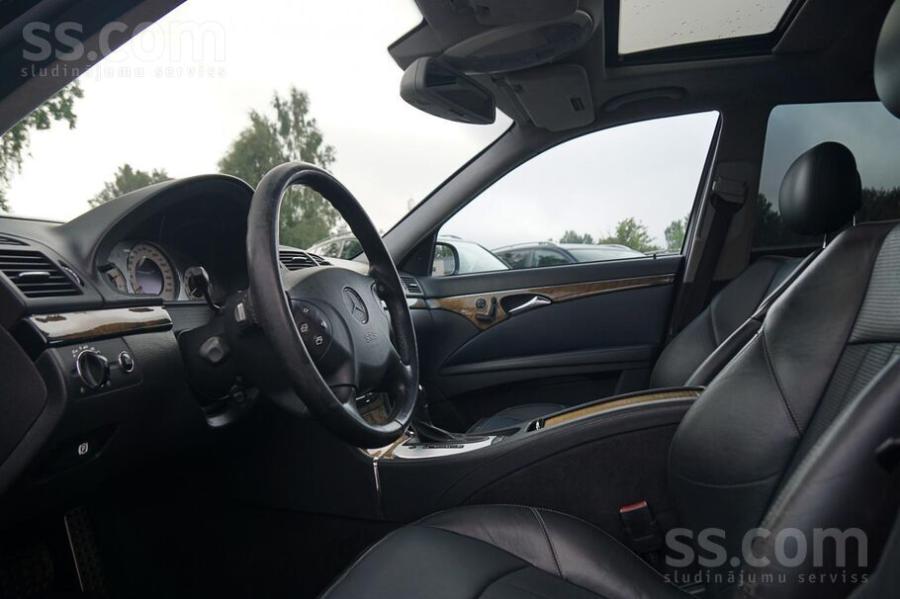 Синий Мерседес E 55 АМГ 2005 в Рига, объемом двигателя 5.50 л и пробегом 210 тыс. км за 19990 €, фото 12 на AUTOMOTO.COM.LV