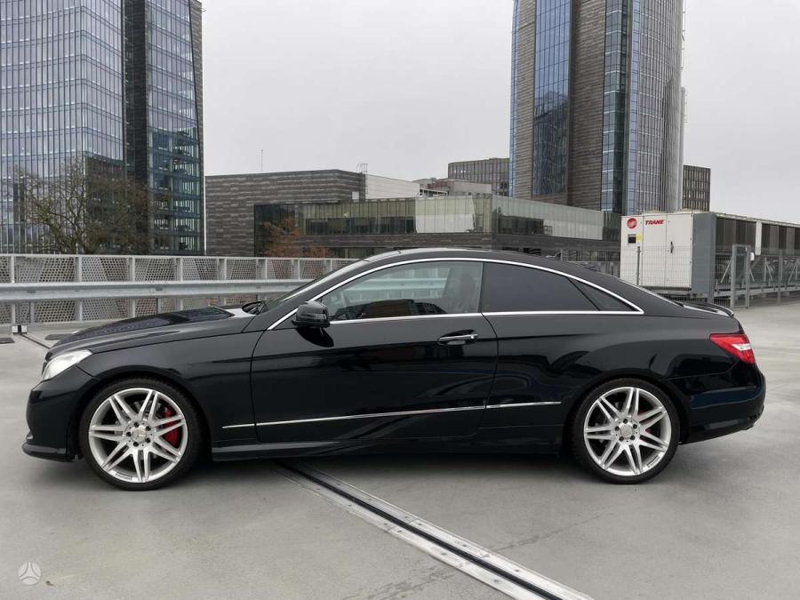 Черный Мерседес E 550 2011 в Вильнюс, объемом двигателя 5.50 л и пробегом 280 тыс. км за 13500 €, фото 3 на AUTOMOTO.COM.LV