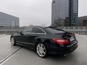 Черный Мерседес E 550 2011 в Вильнюс, объемом двигателя 5.50 л и пробегом 280 тыс. км за 13500 €, фото 4 на AUTOMOTO.COM.LV