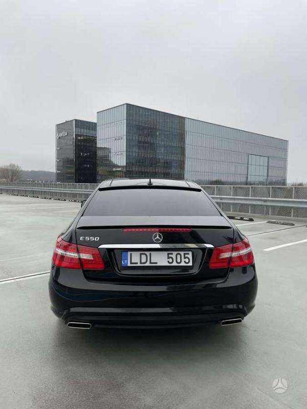 Черный Мерседес E 550 2011 в Вильнюс, объемом двигателя 5.50 л и пробегом 280 тыс. км за 13500 €, фото 4 на AUTOMOTO.COM.LV