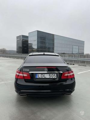 Черный Мерседес E 550 2011 в Вильнюс, объемом двигателя 5.50 л и пробегом 280 тыс. км за 13500 €, фото 5 на AUTOMOTO.COM.LV