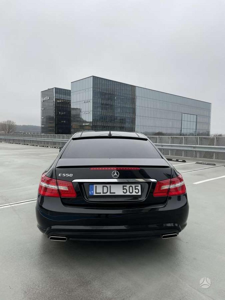 Черный Мерседес E 550 2011 в Вильнюс, объемом двигателя 5.50 л и пробегом 280 тыс. км за 13500 €, фото 5 на AUTOMOTO.COM.LV