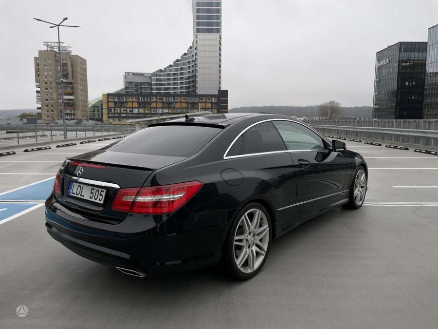 Черный Мерседес E 550 2011 в Вильнюс, объемом двигателя 5.50 л и пробегом 280 тыс. км за 13500 €, фото 6 на AUTOMOTO.COM.LV