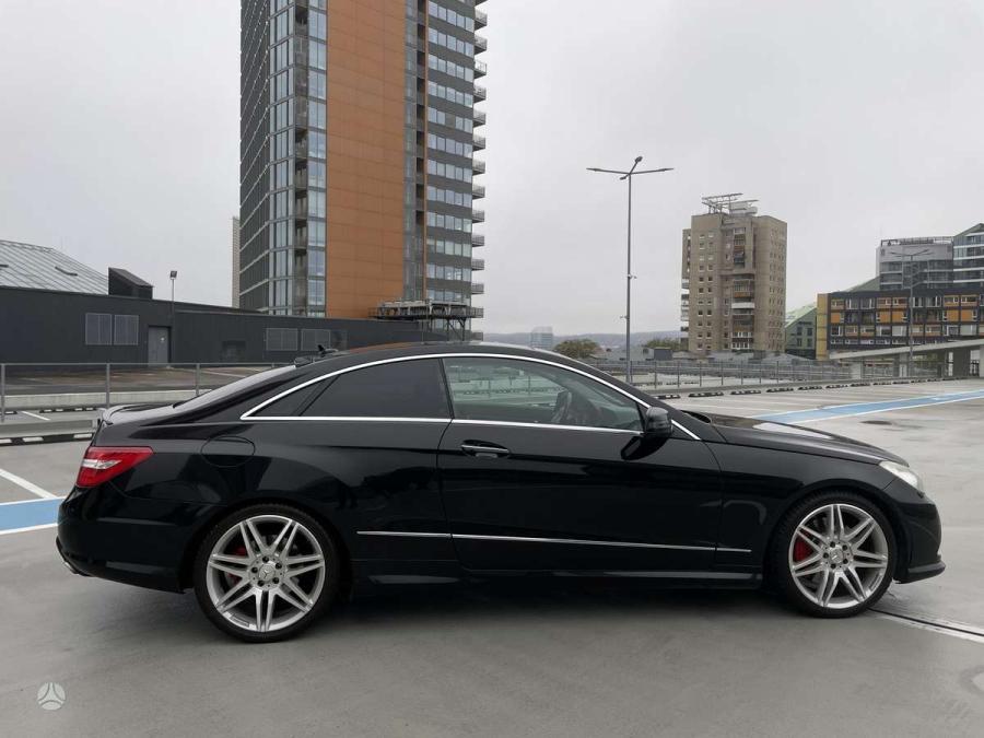 Черный Мерседес E 550 2011 в Вильнюс, объемом двигателя 5.50 л и пробегом 280 тыс. км за 13500 €, фото 7 на AUTOMOTO.COM.LV