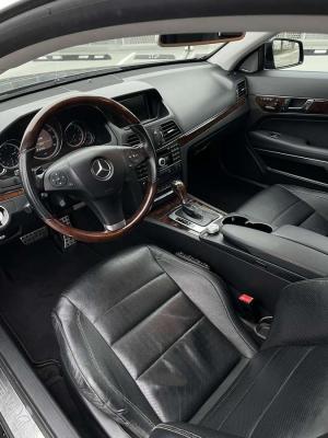 Черный Мерседес E 550 2011 в Вильнюс, объемом двигателя 5.50 л и пробегом 280 тыс. км за 13500 €, фото 10 на AUTOMOTO.COM.LV