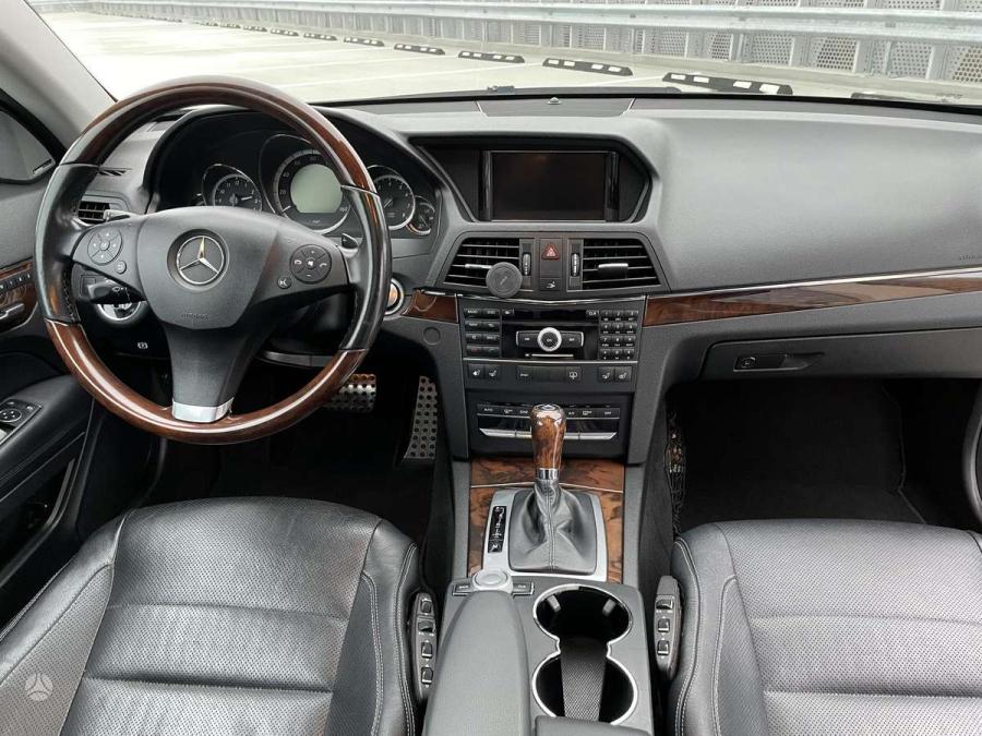 Черный Мерседес E 550 2011 в Вильнюс, объемом двигателя 5.50 л и пробегом 280 тыс. км за 13500 €, фото 11 на AUTOMOTO.COM.LV