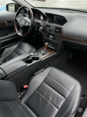 Черный Мерседес E 550 2011 в Вильнюс, объемом двигателя 5.50 л и пробегом 280 тыс. км за 13500 €, фото 12 на AUTOMOTO.COM.LV