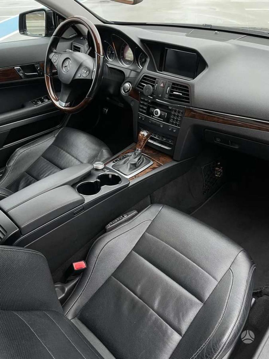Черный Мерседес E 550 2011 в Вильнюс, объемом двигателя 5.50 л и пробегом 280 тыс. км за 13500 €, фото 12 на AUTOMOTO.COM.LV