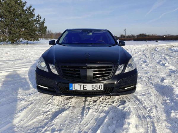 Melns Mercedes-Benz E 550 2011 Kauņa, ar dzinēja tilpumu 5.50 L un nobraukumu 149 tūkst. km par 14900 €, foto 1 vietnē AUTOMOTO.COM.LV