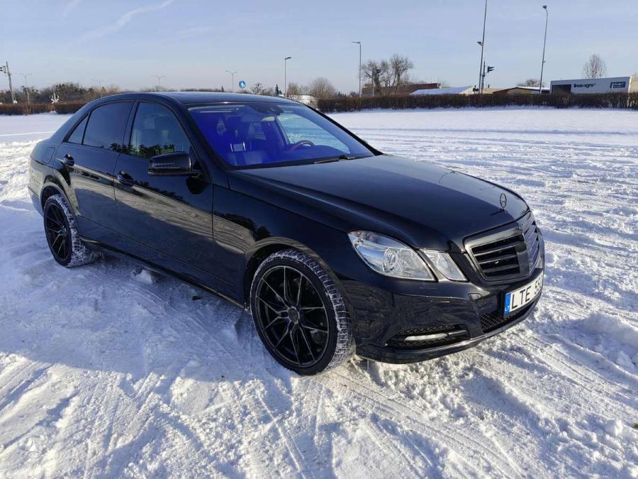 Black Mercedes-Benz E 550 2011 in Kaunas, with an engine capacity of 5.50 L and mileage of 149 thousand km for 14900 €, photo 4 on AUTOMOTO.COM.LV