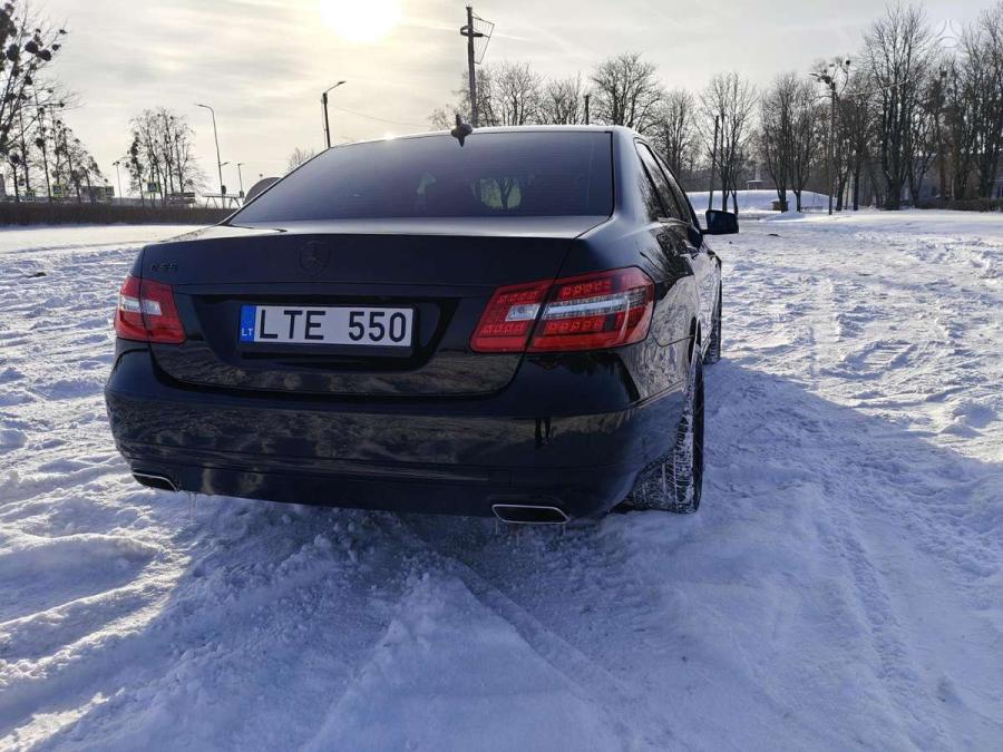Black Mercedes-Benz E 550 2011 in Kaunas, with an engine capacity of 5.50 L and mileage of 149 thousand km for 14900 €, photo 7 on AUTOMOTO.COM.LV