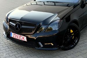Black Mercedes-Benz E 550 2011 in Kretinga, with an engine capacity of 5.46 L and mileage of 202 thousand km for 12999 €, photo 4 on AUTOMOTO.COM.LV