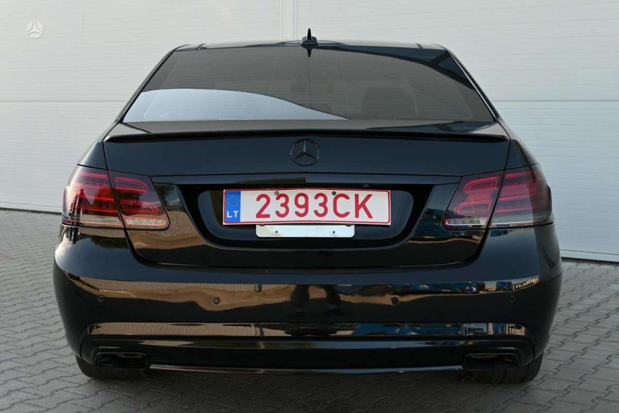Black Mercedes-Benz E 550 2011 in Kretinga, with an engine capacity of 5.46 L and mileage of 202 thousand km for 12999 €, photo 8 on AUTOMOTO.COM.LV