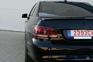 Black Mercedes-Benz E 550 2011 in Kretinga, with an engine capacity of 5.46 L and mileage of 202 thousand km for 12999 €, photo 10 on AUTOMOTO.COM.LV