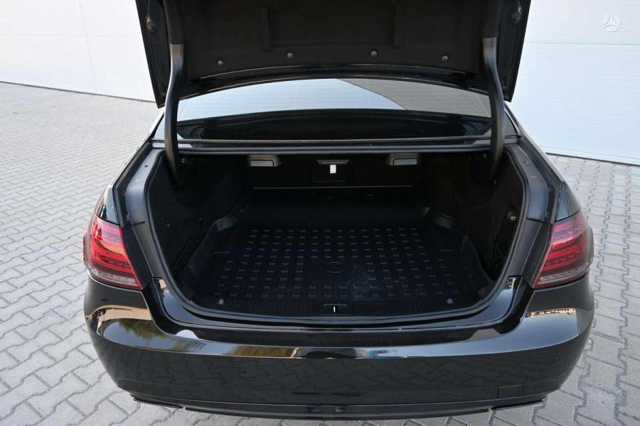 Black Mercedes-Benz E 550 2011 in Kretinga, with an engine capacity of 5.46 L and mileage of 202 thousand km for 12999 €, photo 11 on AUTOMOTO.COM.LV