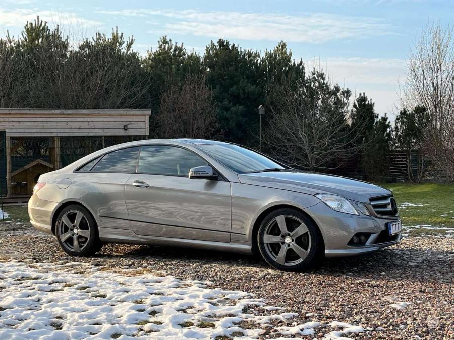 Pelēks Mercedes-Benz E 550 2011 Kretinga, ar dzinēja tilpumu 5.50 L un nobraukumu 201 tūkst. km par 13000 €, foto 13 vietnē AUTOMOTO.COM.LV
