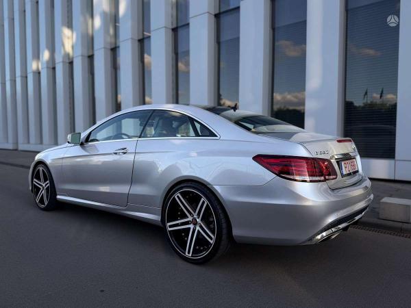 Grey Mercedes-Benz E 550 2014 in Vilnius, with an engine capacity of 4.70 L and mileage of 110 thousand km for 14900 €, photo 4 on AUTOMOTO.COM.LV