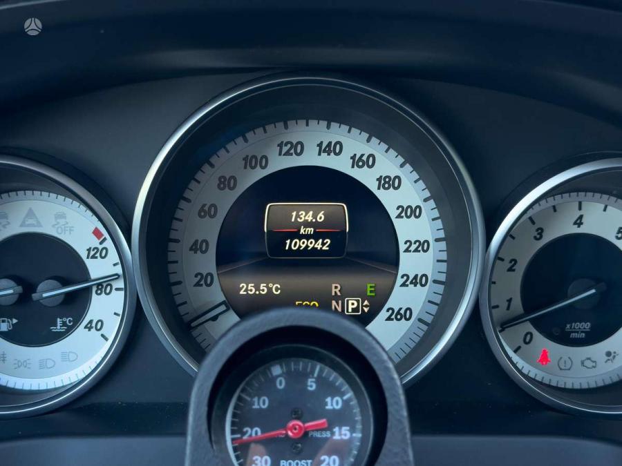 Pelēks Mercedes-Benz E 550 2014 Viļņa, ar dzinēja tilpumu 4.70 L un nobraukumu 110 tūkst. km par 14900 €, foto 23 vietnē AUTOMOTO.COM.LV
