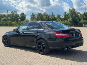 Черный Мерседес E 63 AMG 2009 в Мариямполе, объемом двигателя 6.21 л и пробегом 263 тыс. км за 13850 €, фото 4 на AUTOMOTO.COM.LV