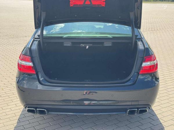Melns Mercedes-Benz E 63 AMG 2009 Marijampole, ar dzinēja tilpumu 6.21 L un nobraukumu 263 tūkst. km par 13850 €, foto 9 vietnē AUTOMOTO.COM.LV