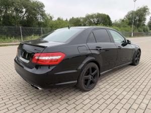 Black Mercedes-Benz E 63 AMG 2009 in Marijampole, with an engine capacity of 6.21 L and mileage of 279 thousand km for 14450 €, photo 4 on AUTOMOTO.COM.LV