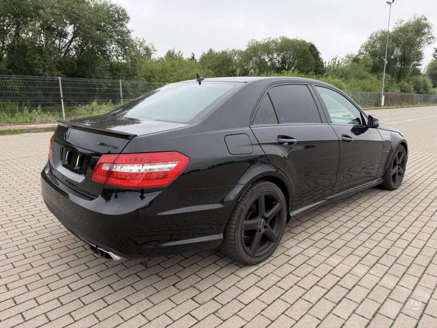 Black Mercedes-Benz E 63 AMG 2009 in Marijampole, with an engine capacity of 6.21 L and mileage of 279 thousand km for 14450 €, photo 4 on AUTOMOTO.COM.LV