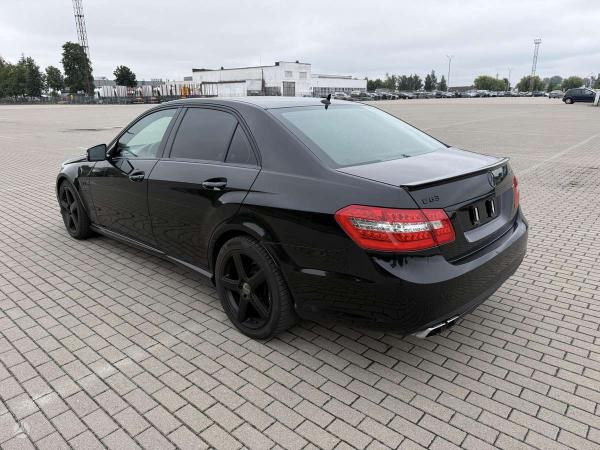 Black Mercedes-Benz E 63 AMG 2009 in Marijampole, with an engine capacity of 6.21 L and mileage of 279 thousand km for 14450 €, photo 4 on AUTOMOTO.COM.LV
