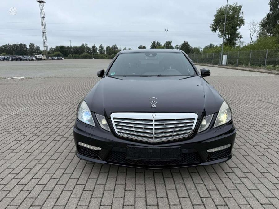 Black Mercedes-Benz E 63 AMG 2009 in Marijampole, with an engine capacity of 6.21 L and mileage of 279 thousand km for 14450 €, photo 6 on AUTOMOTO.COM.LV
