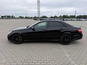 Black Mercedes-Benz E 63 AMG 2009 in Marijampole, with an engine capacity of 6.21 L and mileage of 279 thousand km for 14450 €, photo 9 on AUTOMOTO.COM.LV