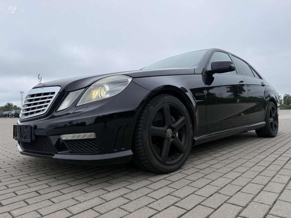Black Mercedes-Benz E 63 AMG 2009 in Marijampole, with an engine capacity of 6.21 L and mileage of 279 thousand km for 14450 €, photo 9 on AUTOMOTO.COM.LV