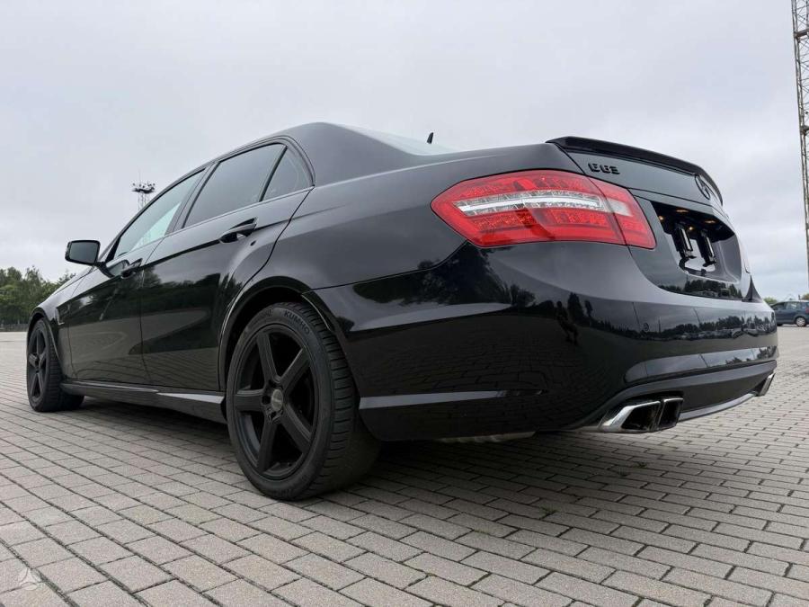 Black Mercedes-Benz E 63 AMG 2009 in Marijampole, with an engine capacity of 6.21 L and mileage of 279 thousand km for 14450 €, photo 12 on AUTOMOTO.COM.LV