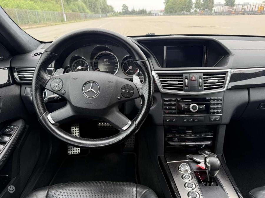 Black Mercedes-Benz E 63 AMG 2009 in Marijampole, with an engine capacity of 6.21 L and mileage of 279 thousand km for 14450 €, photo 18 on AUTOMOTO.COM.LV
