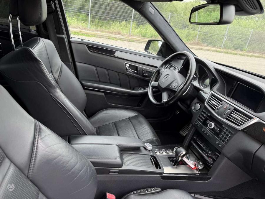Black Mercedes-Benz E 63 AMG 2009 in Marijampole, with an engine capacity of 6.21 L and mileage of 279 thousand km for 14450 €, photo 21 on AUTOMOTO.COM.LV