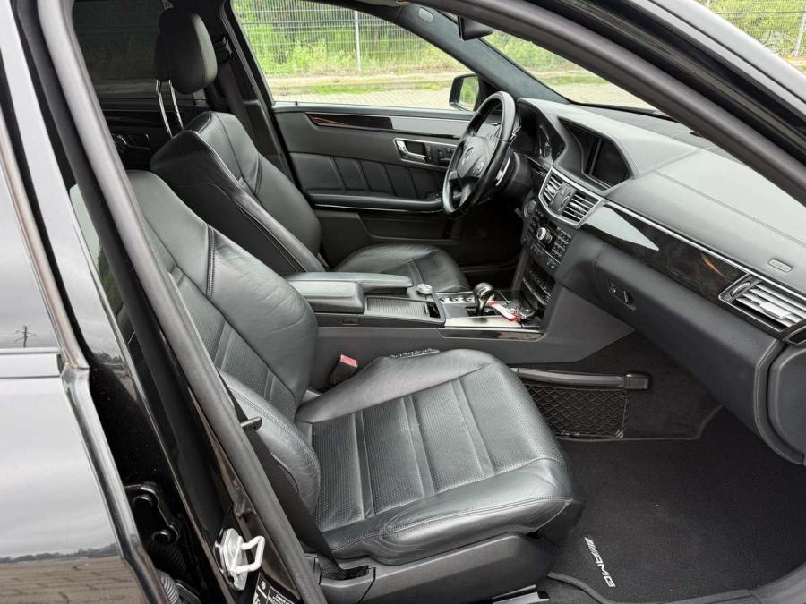 Black Mercedes-Benz E 63 AMG 2009 in Marijampole, with an engine capacity of 6.21 L and mileage of 279 thousand km for 14450 €, photo 22 on AUTOMOTO.COM.LV