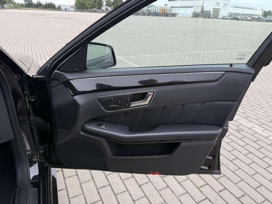 Black Mercedes-Benz E 63 AMG 2009 in Marijampole, with an engine capacity of 6.21 L and mileage of 279 thousand km for 14450 €, photo 27 on AUTOMOTO.COM.LV