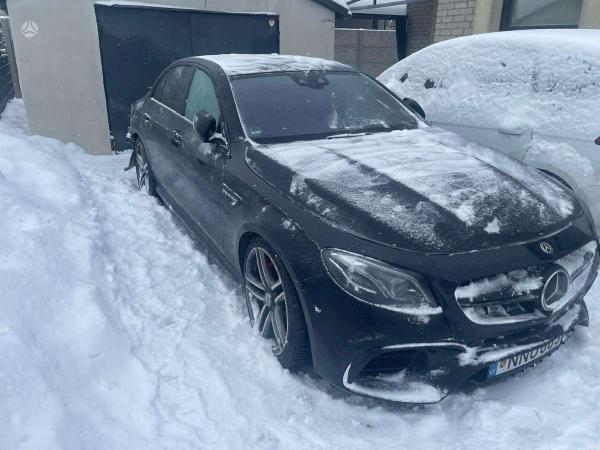 Черный Мерседес E 63 AMG 2018 в Каунас, объемом двигателя 4.00 л и пробегом 168 тыс. км за 29999 €, фото 5 на AUTOMOTO.COM.LV
