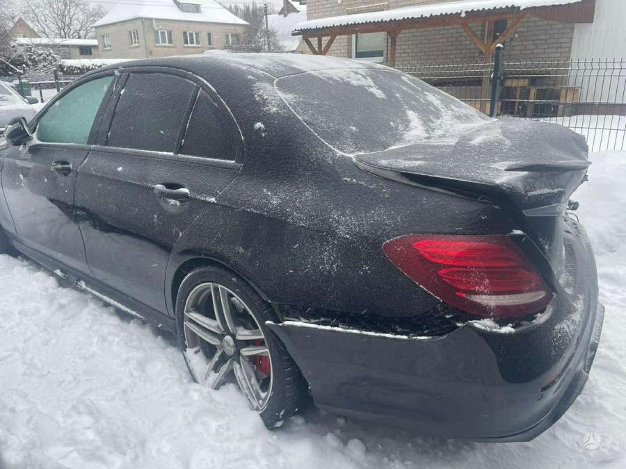 Melns Mercedes-Benz E 63 AMG 2018 Kauņa, ar dzinēja tilpumu 4.00 L un nobraukumu 168 tūkst. km par 29999 €, foto 7 vietnē AUTOMOTO.COM.LV