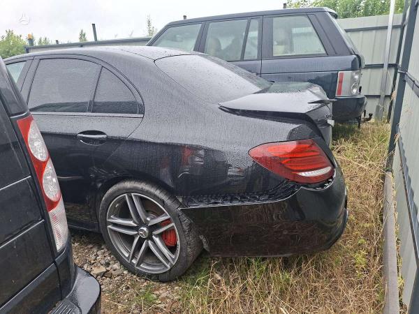 Black Mercedes-Benz E 63 AMG 2018 in Kaunas, with an engine capacity of 0.00 L and mileage of 164 thousand km for 23250 €, photo 8 on AUTOMOTO.COM.LV